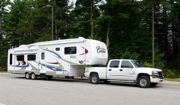 Hitching and Unhitching a 5th Wheel Trailer - Helpful Guide - Camper Grid